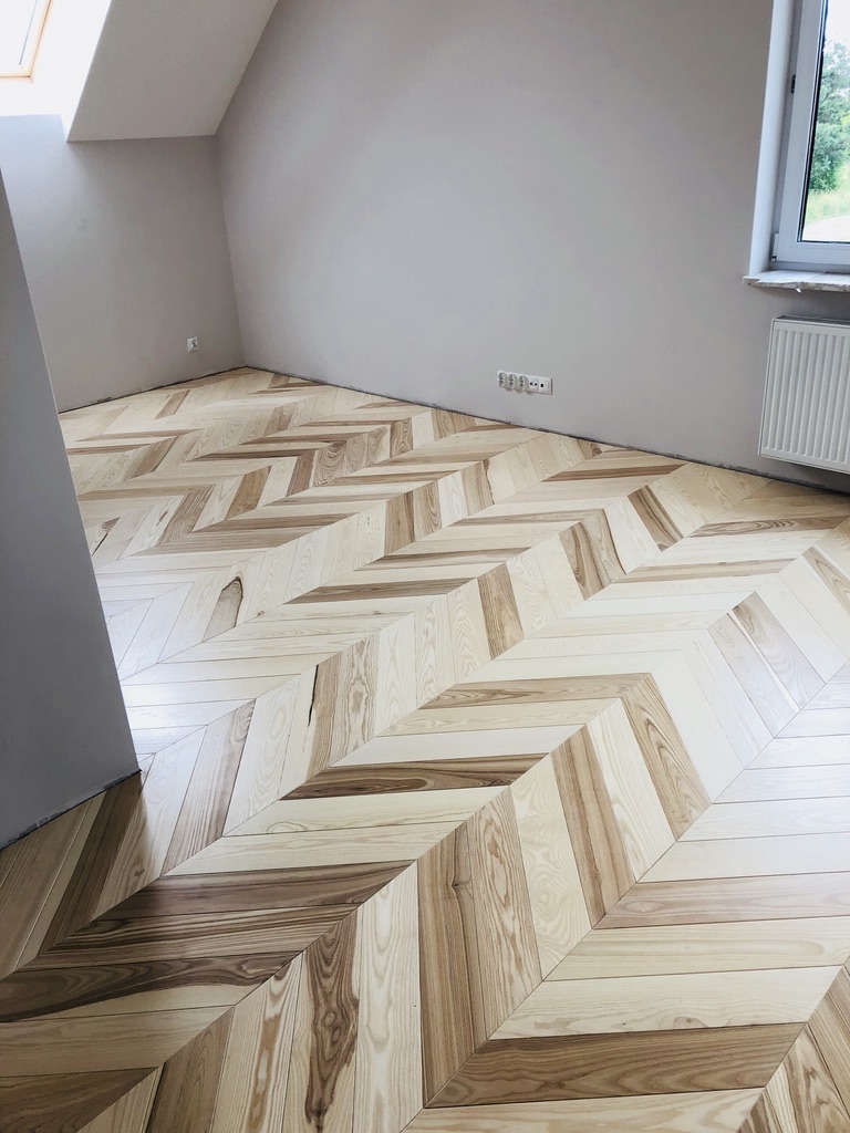 Jodełka Francuska z deski jesionowej bielona i lakierowanej w klasie 1